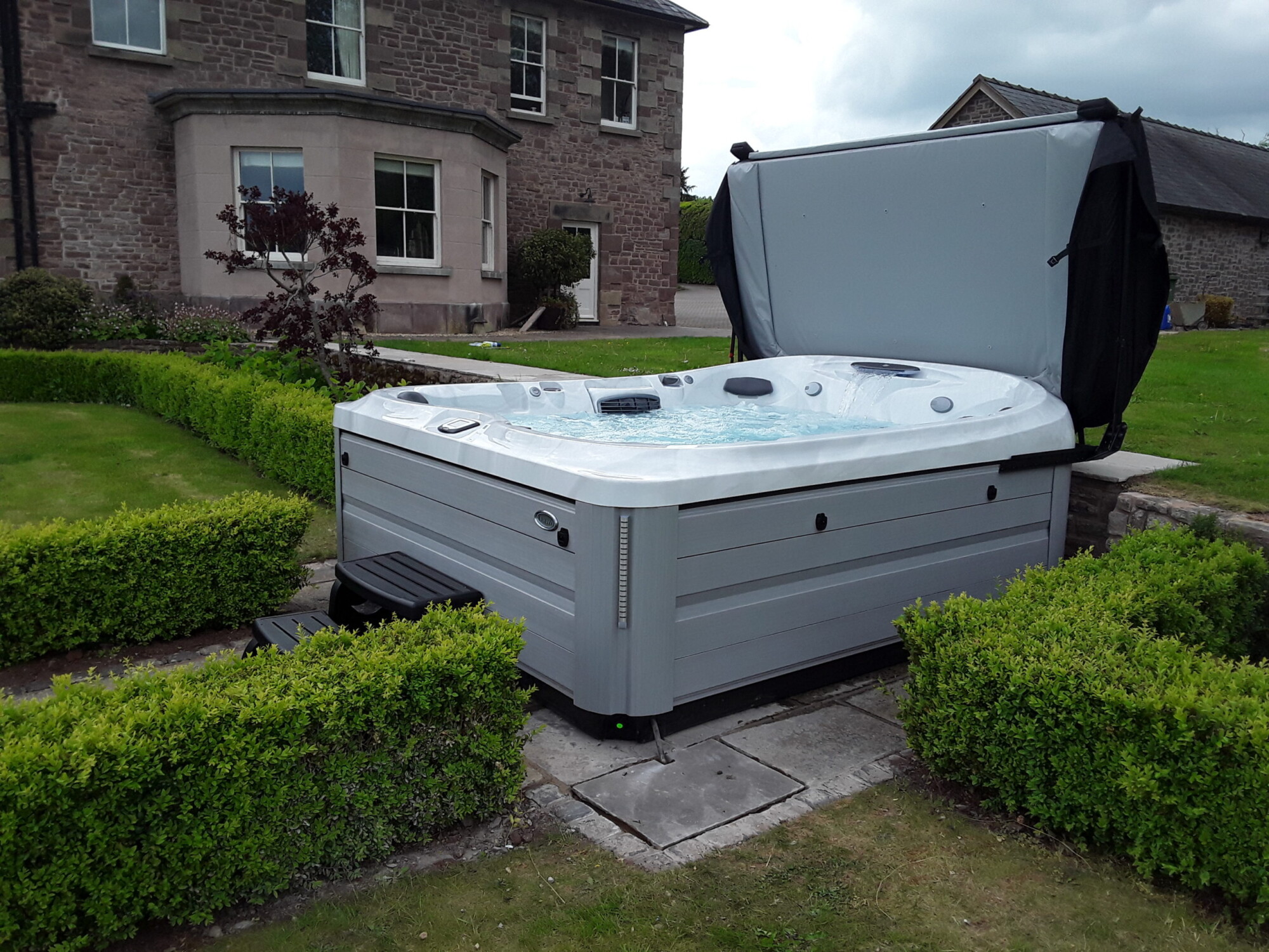 UK Hot Tubs | Free nationwide delivery | Installed within 7-14 days